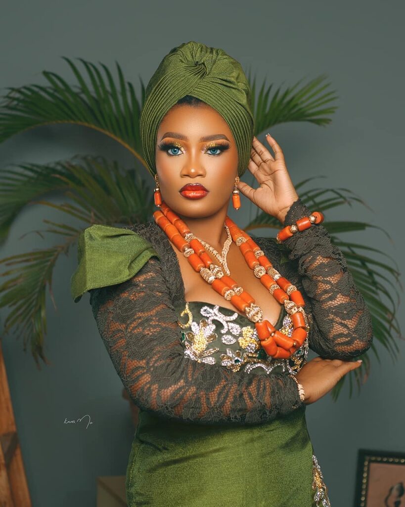 Go Green & Glam on Your Trad With This Beauty Look!