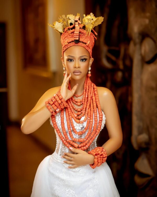 This Edo Beauty Look is a Blend of Chic and Regal!
