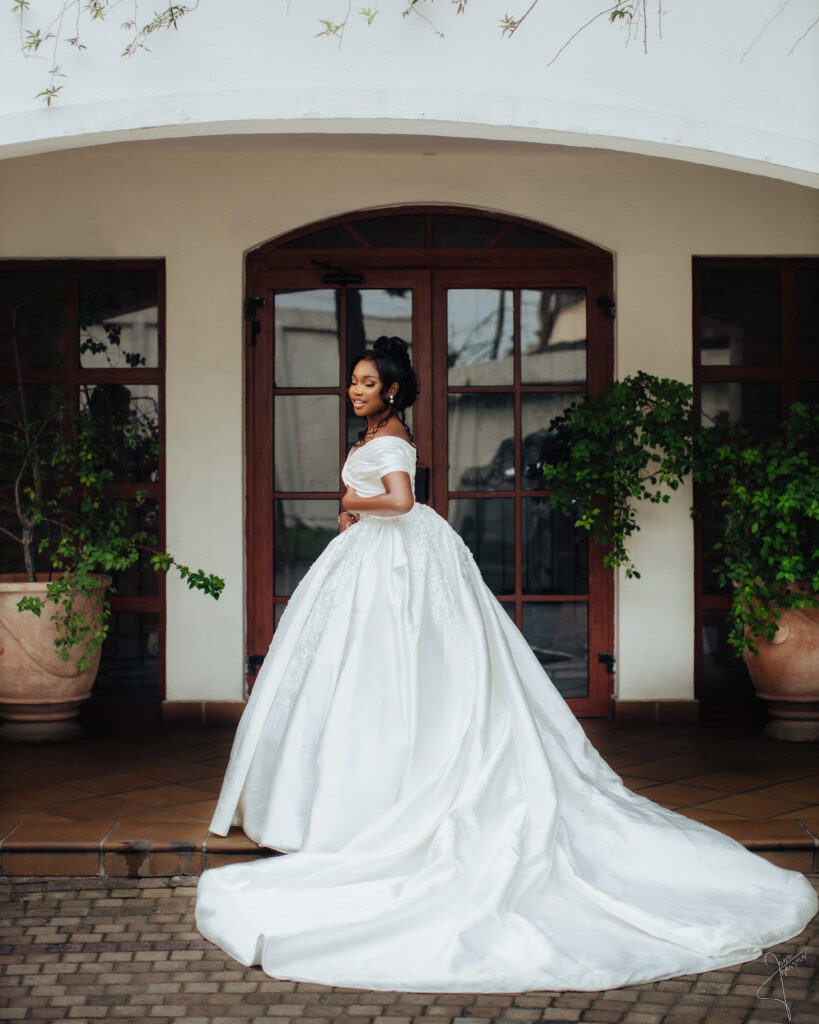 Channel Effortless Elegance On Your Big Day With This Bridal Inspo