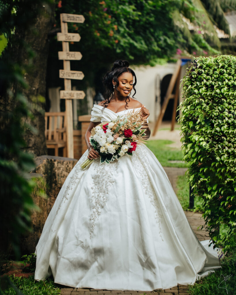 Channel Effortless Elegance On Your Big Day With This Bridal Inspo